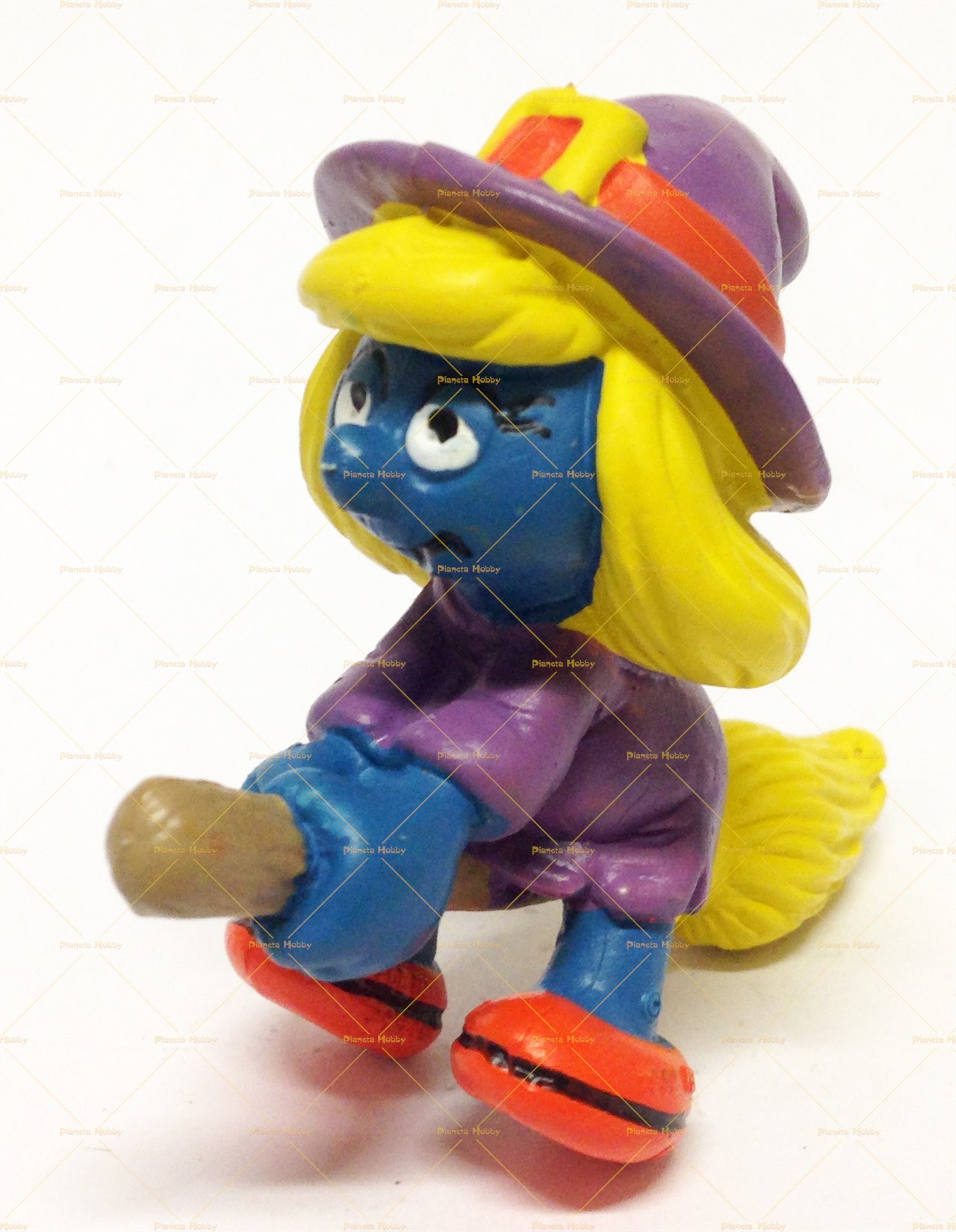 Puffetta strega cavalca scopa